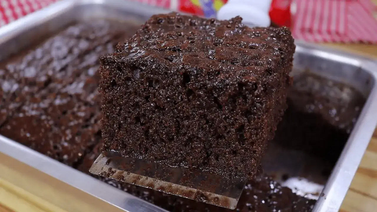 Bolo de Chocolate Molhadinho e Fácil: Uma Explosão de Sabor