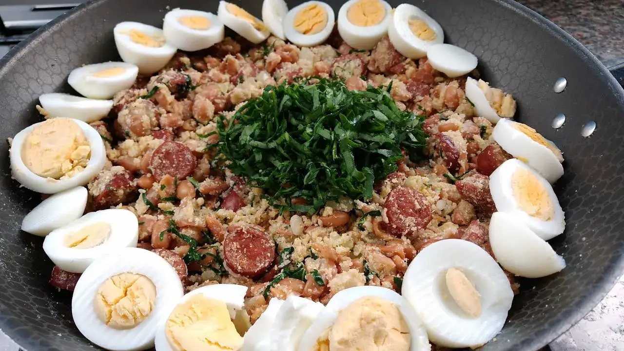 Feijão tropeiro simples e delicioso que é sucesso em qualquer mesa